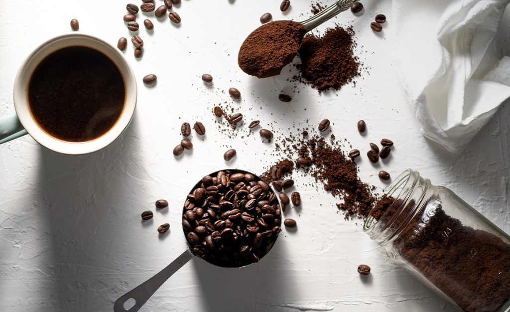 Cómo reutilizar los restos de café para el uso en el hogar - Una Pausa ...